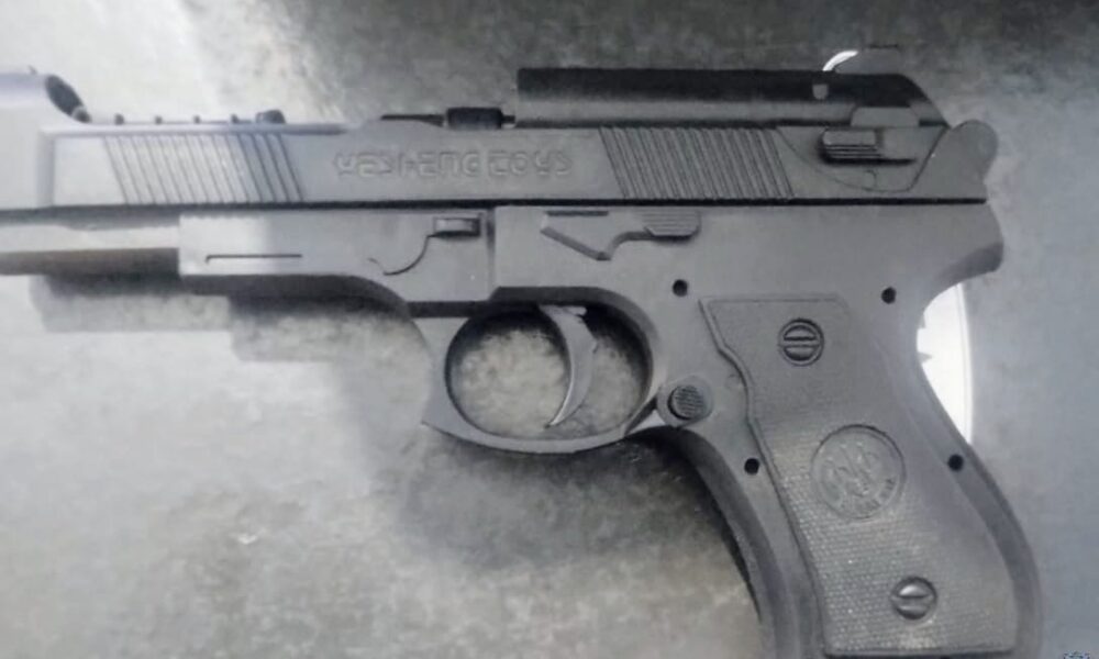 Quines Joven Demorado Por Amenazar Con Un Arma De Juguete En Medio De